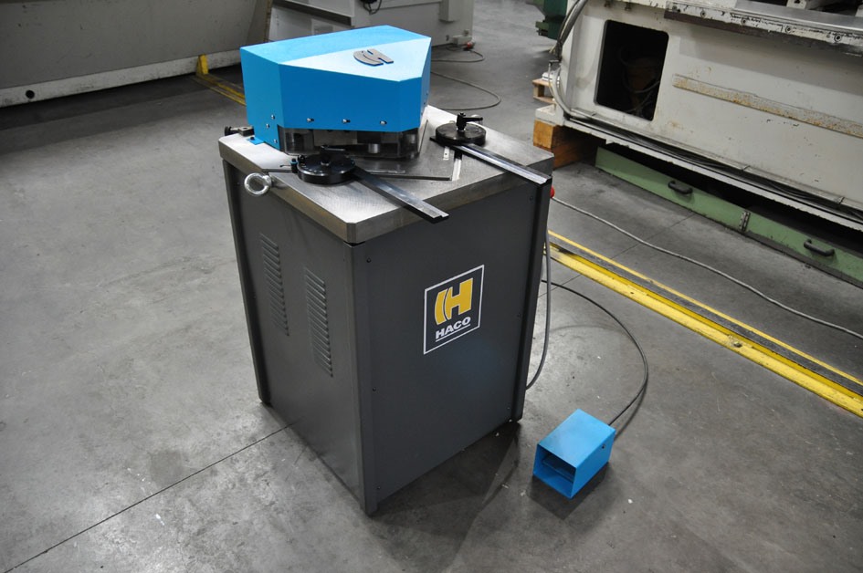 Haco - 220/4 mm | Hydraulische uithoekers & Uithoekmachines ...