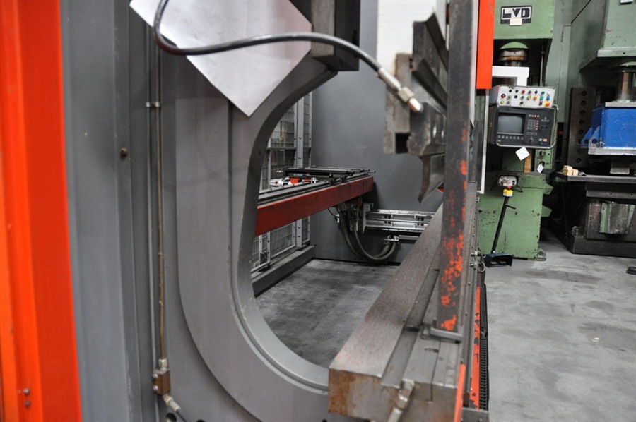 Jean Perrot - Synchro II 250 T x 4600 CNC | Presses plieuses ...